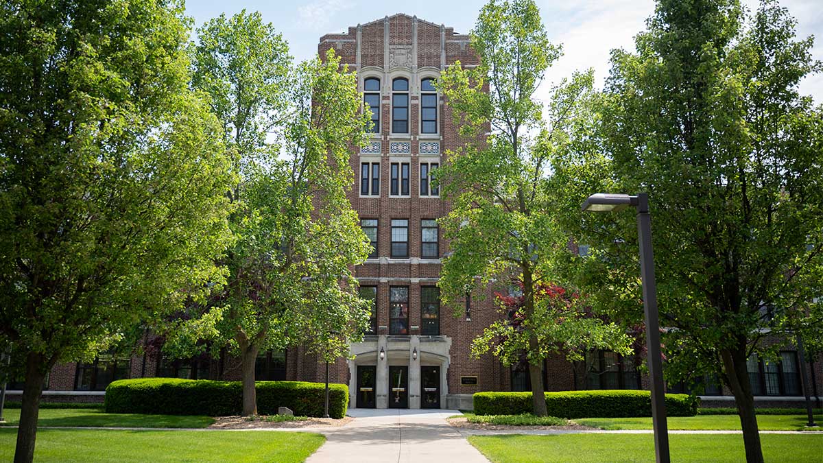 20 CMU staffers recognized for excellence